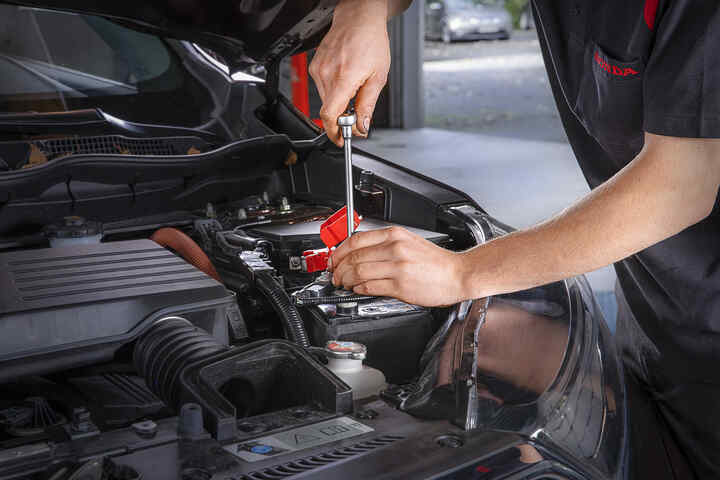 e:HEV Maintenance | Hybrid Car Driving Tips | Honda UK