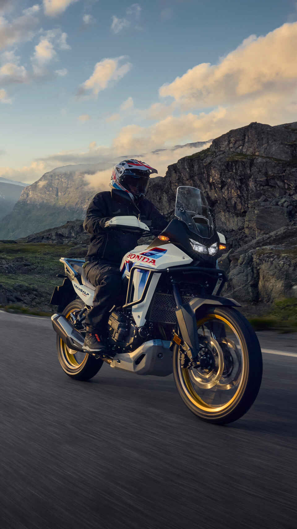 Honda | XL750 Transalp | Overview | Mid-Size Adventure Touring Motorcycle